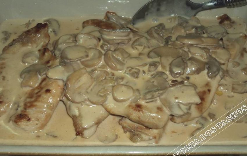 BIFINHOS DE FRANGO COM NATAS E COGUMELOS